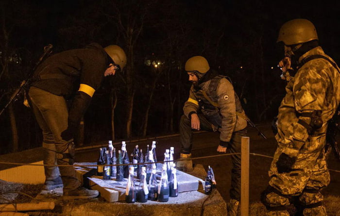 Ukrainian soldiers playing checkers with Molotow cocktails on the ...
