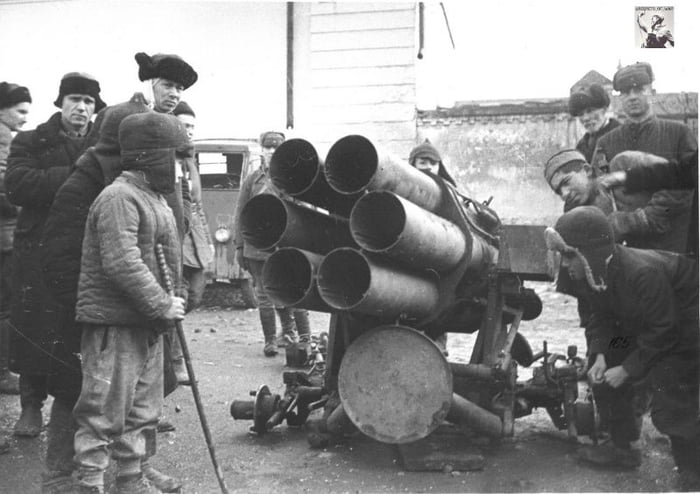 Children inspect a captured German 150-mm Nebelwerfer 41 (15 cm ...