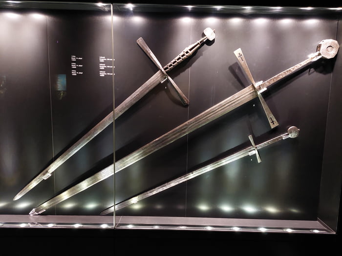 The 270 cm long (8'10") Hungarian sword in the Topkapi Palace. - 9GAG