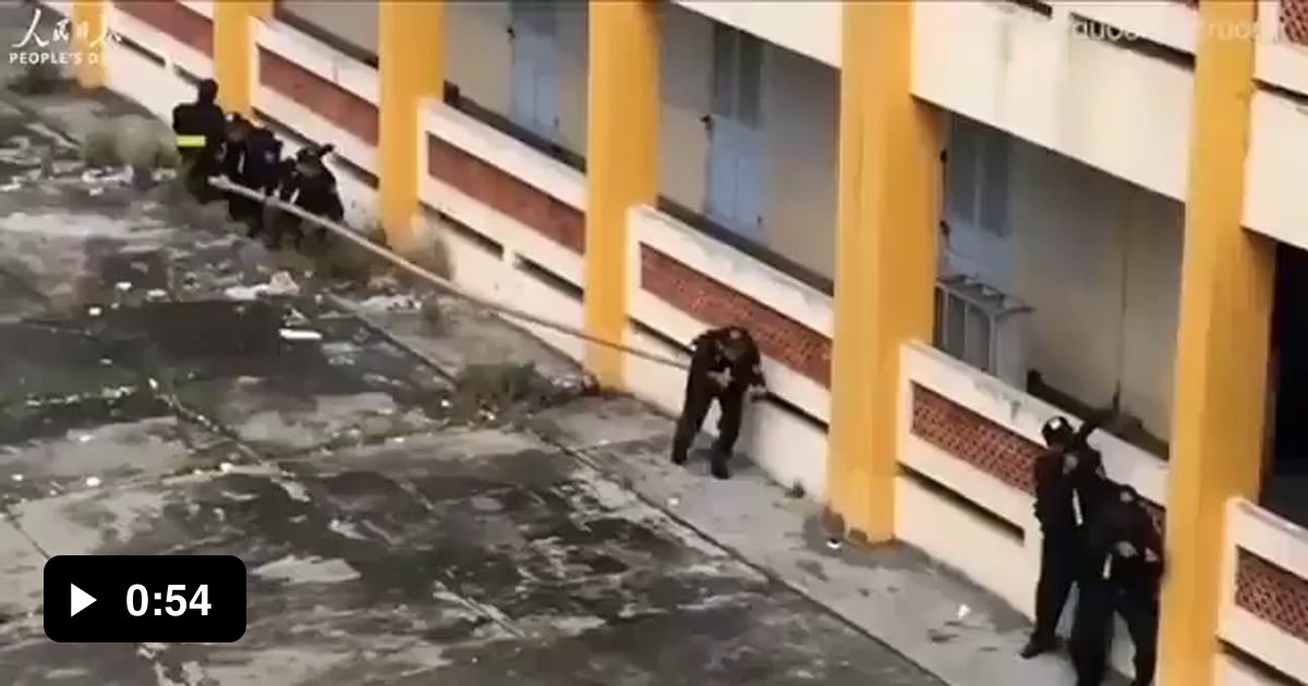 ️ Unusual entry method of Vietnamese police raiding a building - 9GAG