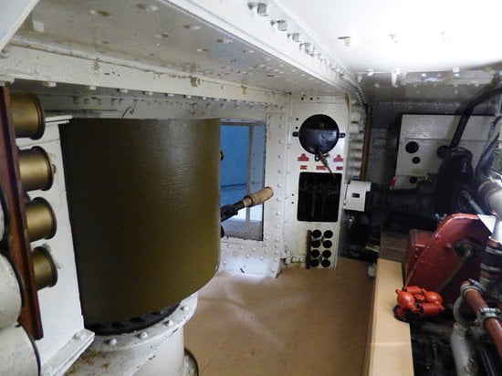 Inside of a Mark IV WW1 tank. - 9GAG