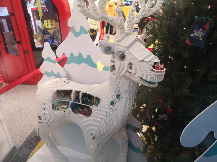 Leister Square Lego shop window display - 9GAG