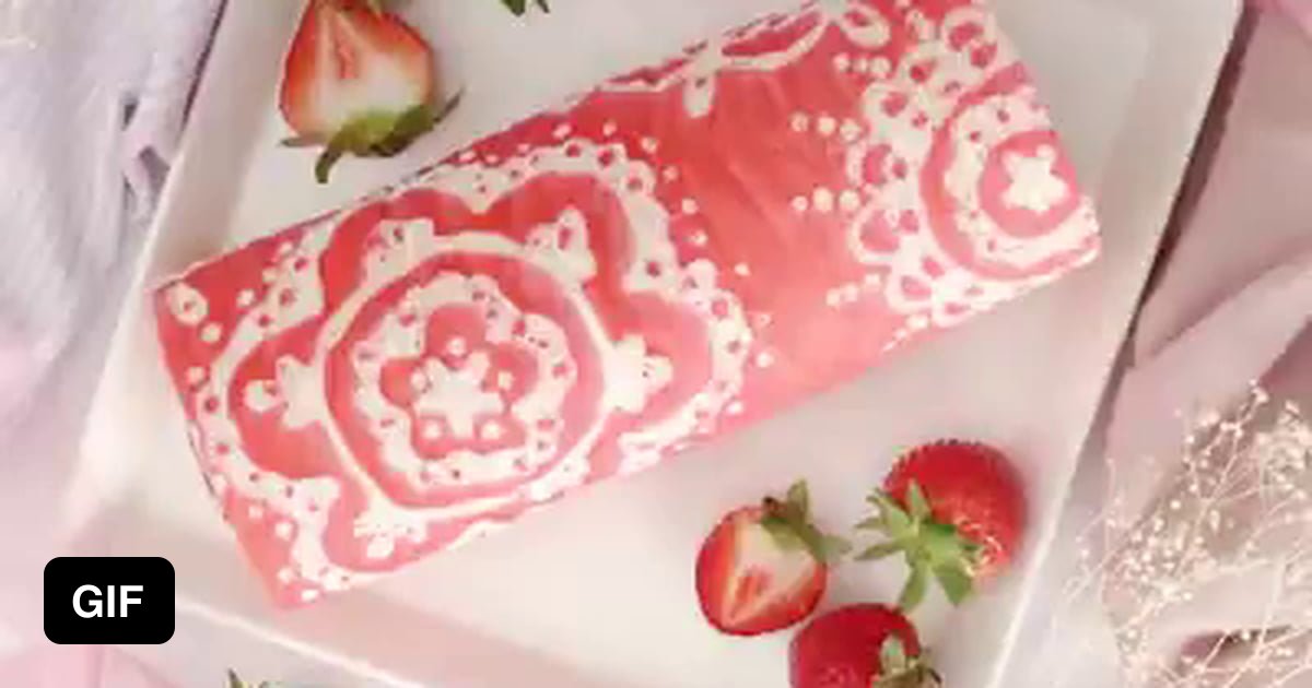Lace-Pattern Strawberry Roll Cake - 9GAG