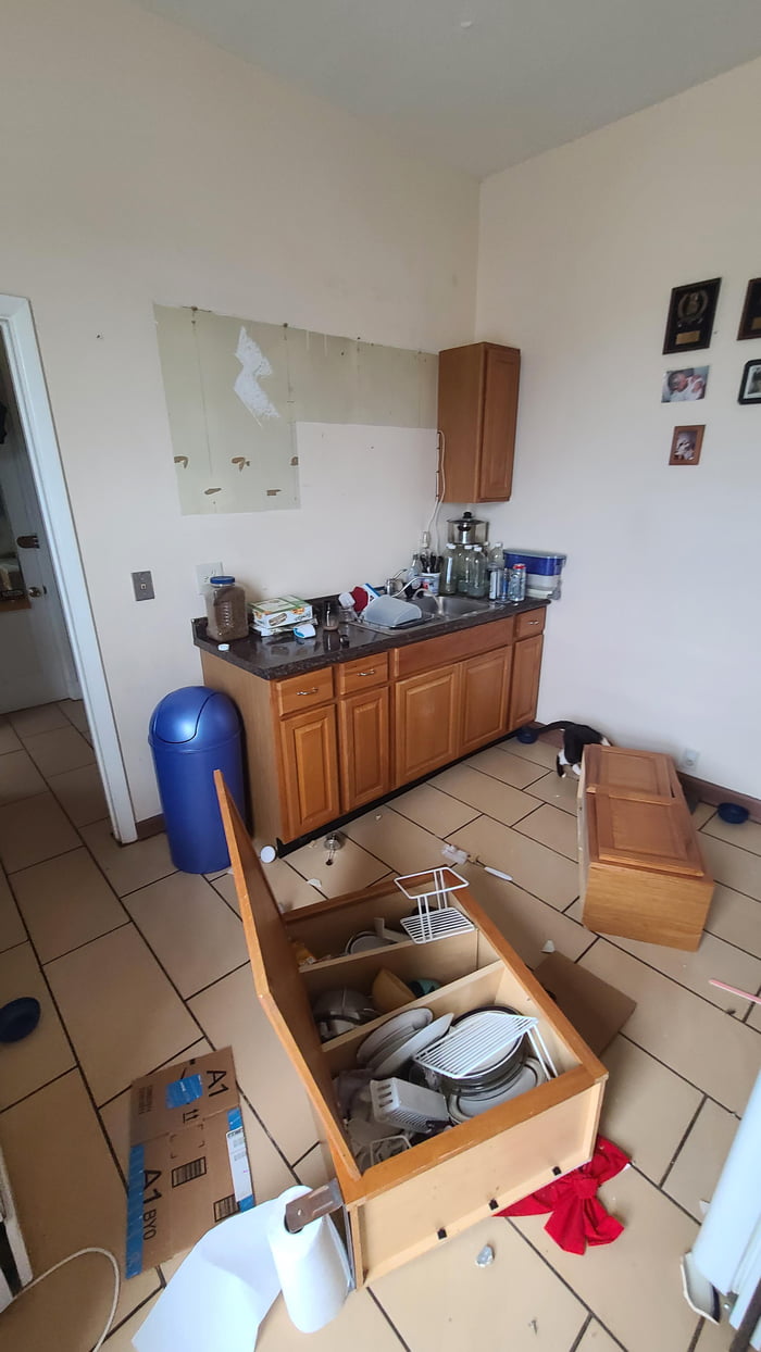 Kitchen cabinets came crashing down at 4am last night - 9GAG