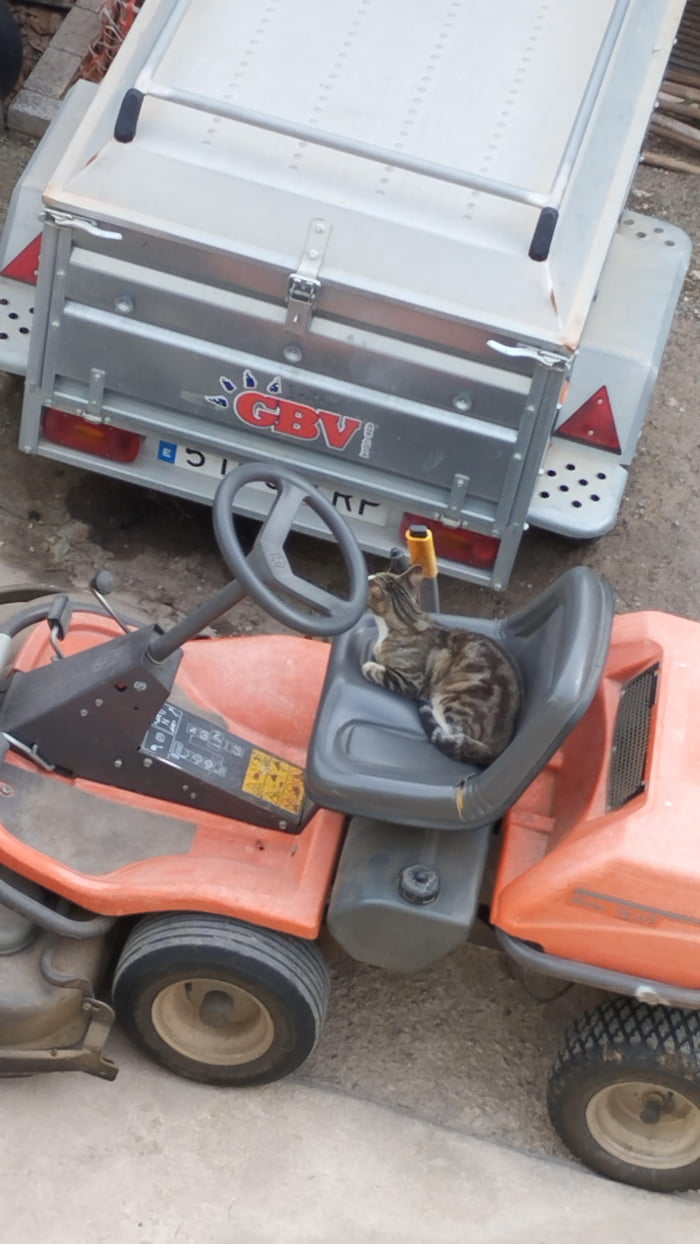 He's figuring how to run the engine - 9GAG