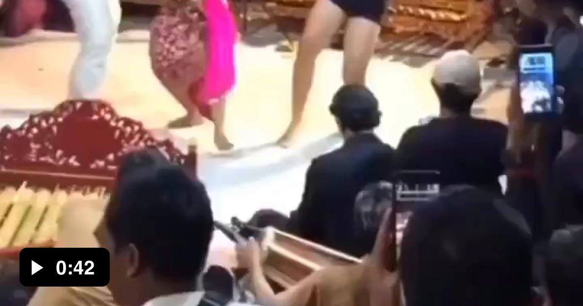 Ketika cewek Bali adu mekanik. - 9GAG