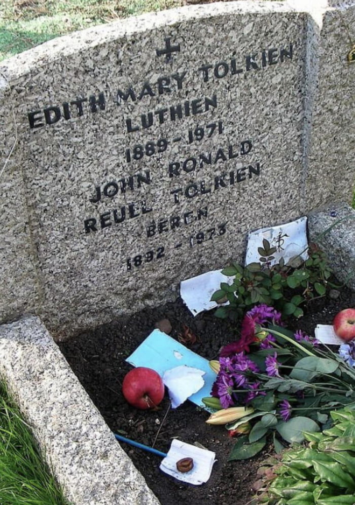 Tolkien’s grave - 9GAG