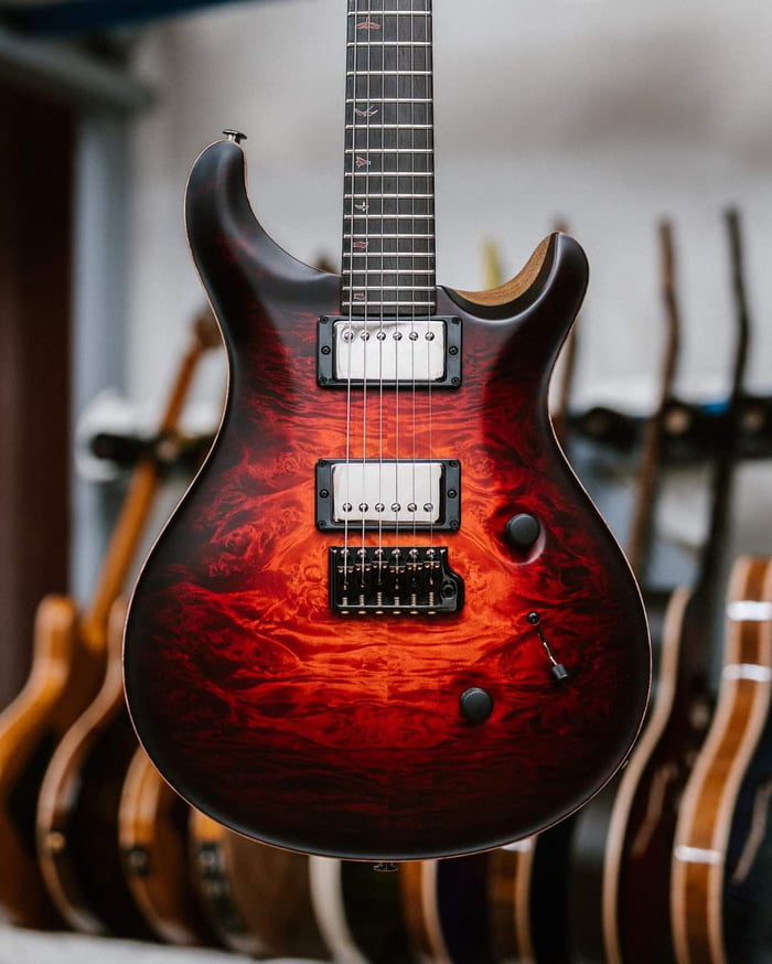 Quite possibly the most gorgeous guitar I’ve ever seen… - 9GAG