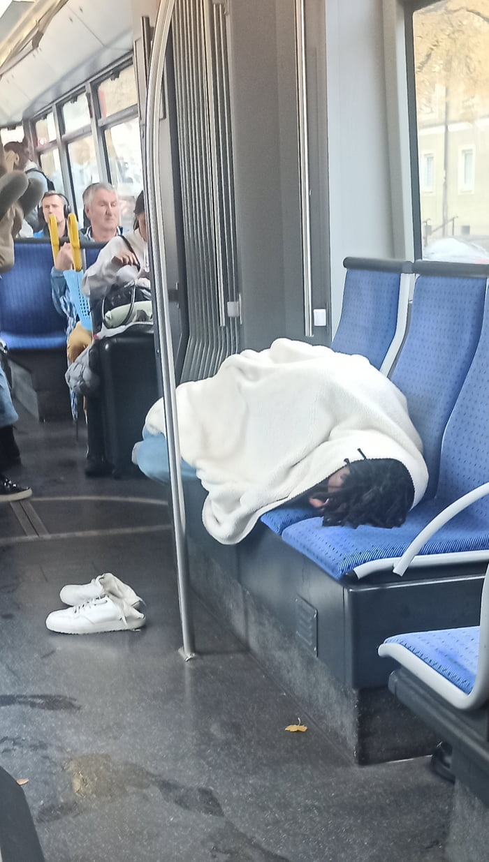 Morgens halb neun in Deutschland, die Tram fährt, der Import pennt. - 9GAG