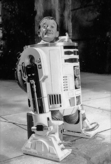 Kenny Baker inside the R2-D2 rig, mid-1970s. - 9GAG