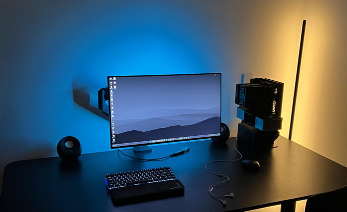 Minimalistic 4K 144hz Setup - 9GAG