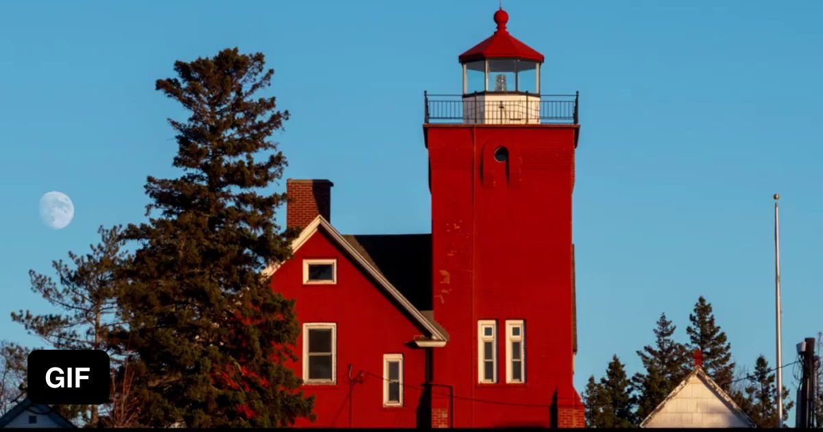 Tonight, Uranus will appear closest to the Beaver Moon - 9GAG