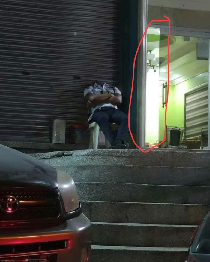 The head of security went in with the robber - 9GAG