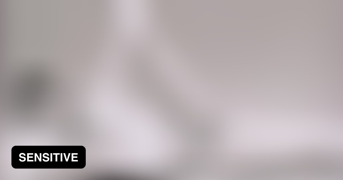 Wow, Gal Gadot is really....... flexible.... - 9GAG