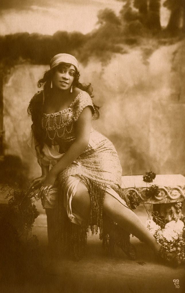 American singer, dancer and actress Saidie Sellyna, 1911 - 9GAG