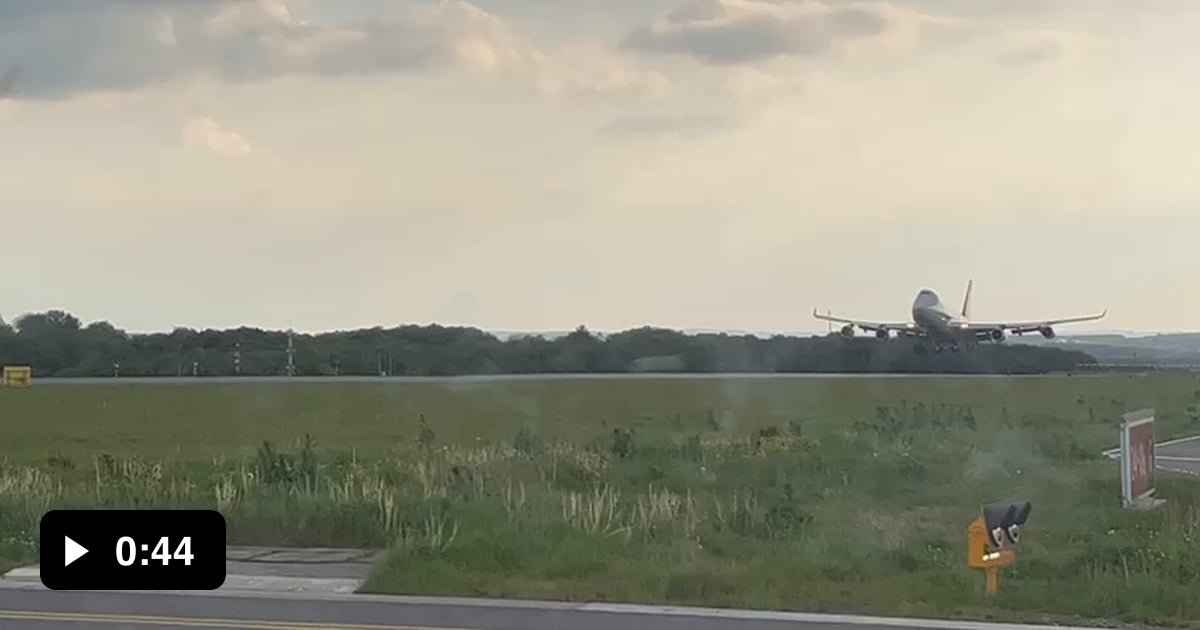 747 loses wheels - 9GAG