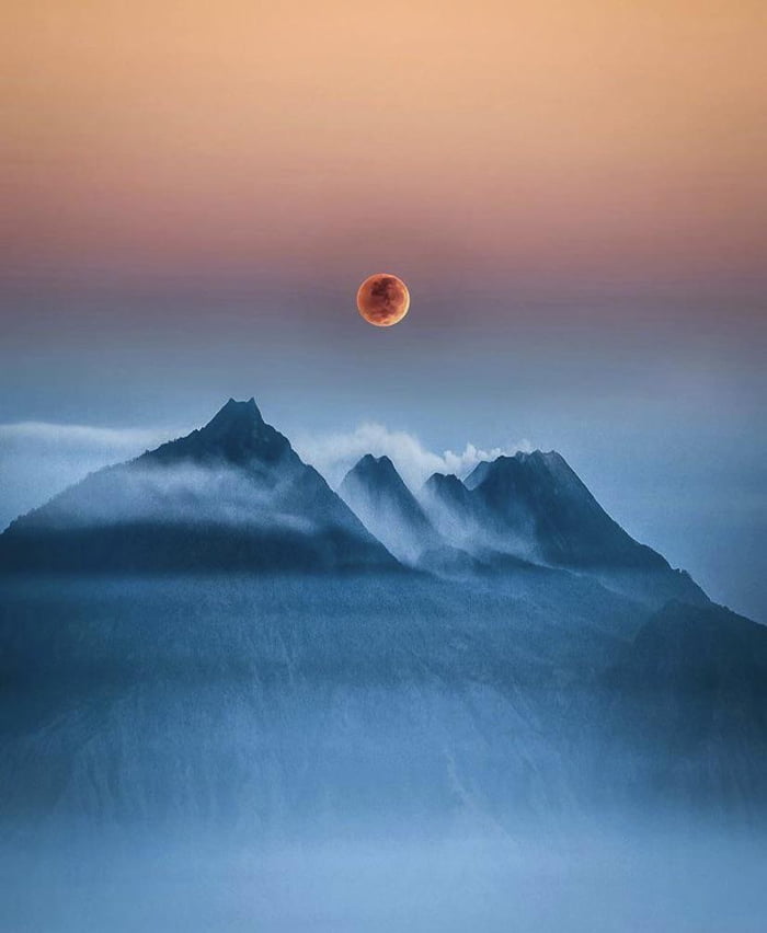 Breathtaking Lunar Eclipse capture over the mountains of East Java ...