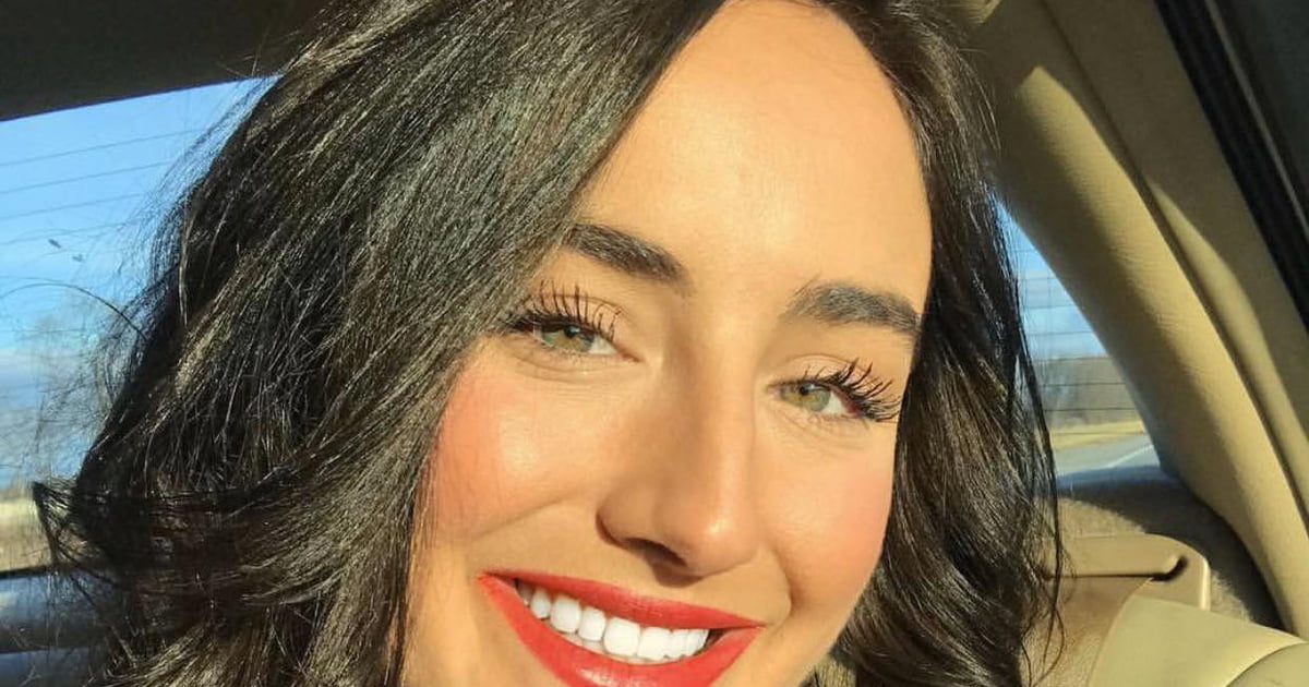 Green eyes red lips ? - 9GAG