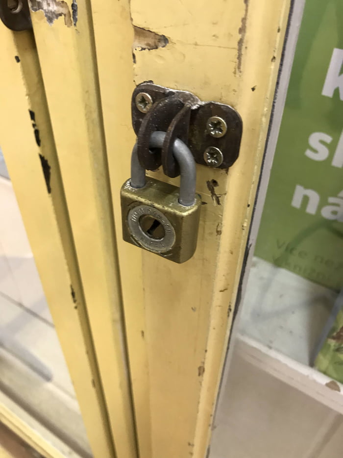 This useless lock 🤔 - 9GAG