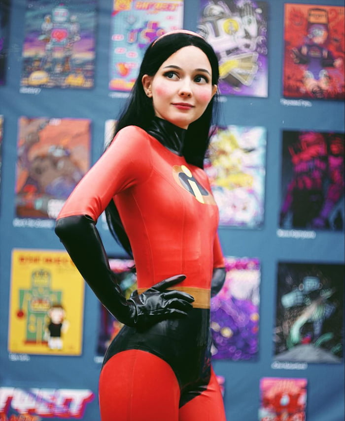 Alexandra Gaier as Violet Parr (Incredibles) - 9GAG