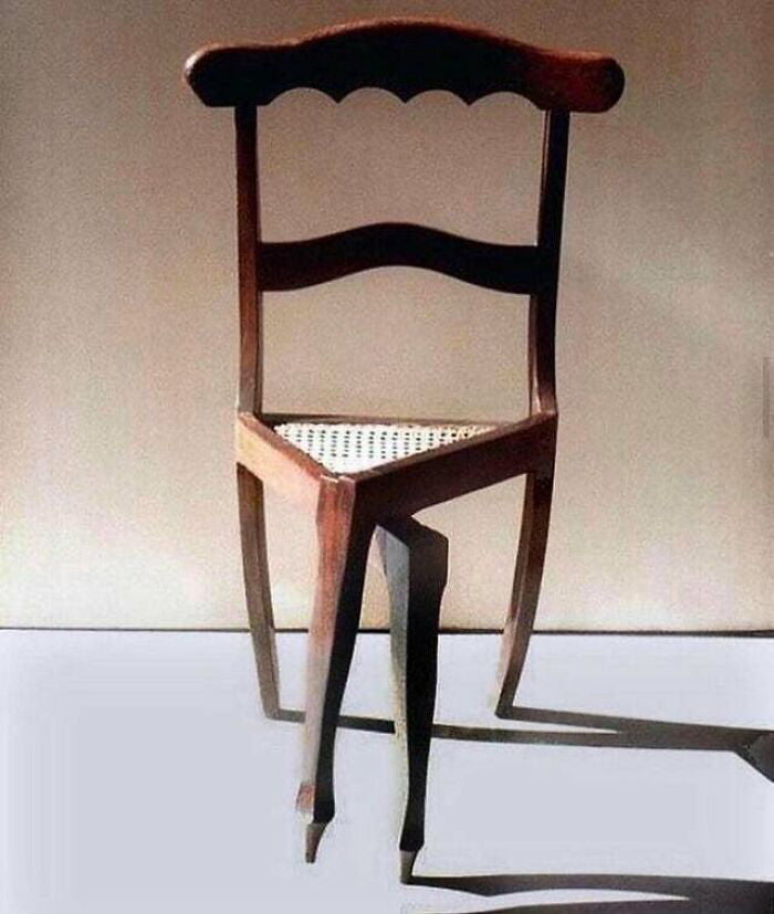 I feel like this chair is judging me - 9GAG