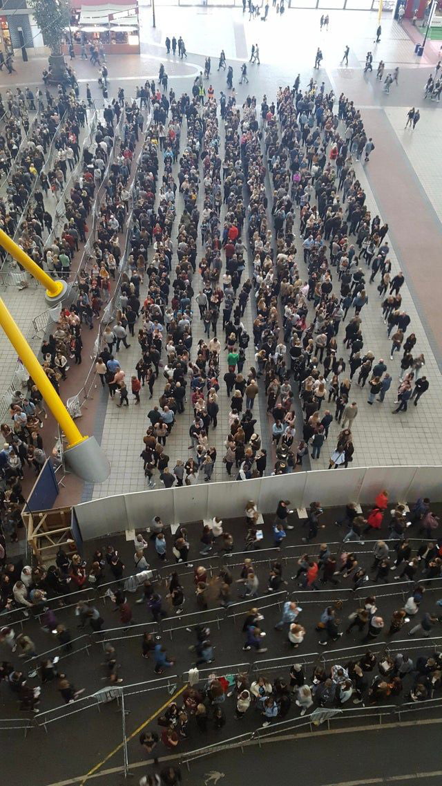 Without barriers the British still know how to queue! - 9GAG
