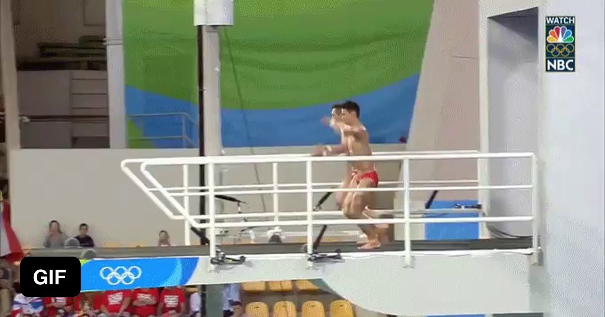 Synchronized diving - 9GAG