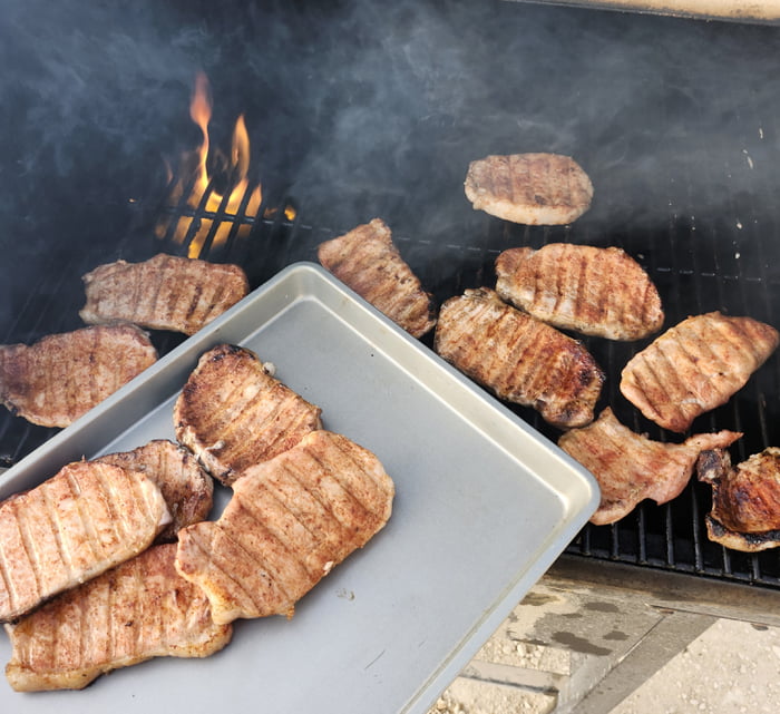 It's always in time to post grill pics. Pork loin chops - 9GAG