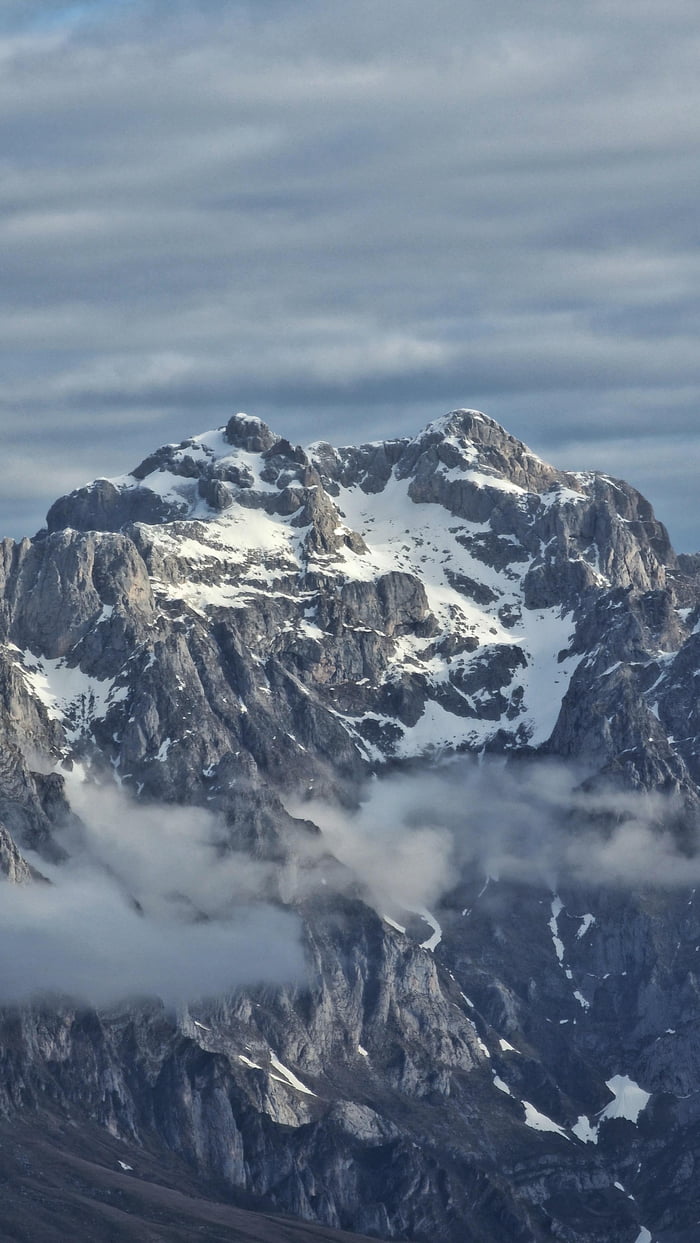 Two colossi of more than 2,000 meters, Morra de Lechugales and Caballo ...
