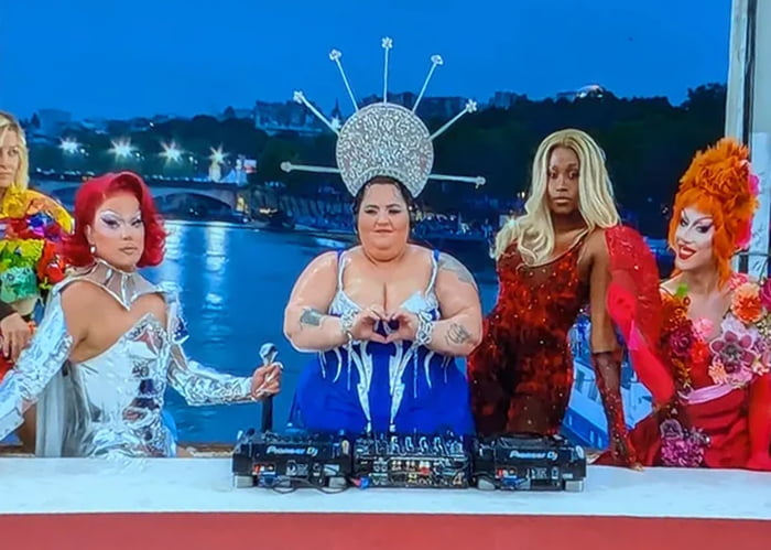 French: Gets the most obese performer in the ceremony... dresses her as ...