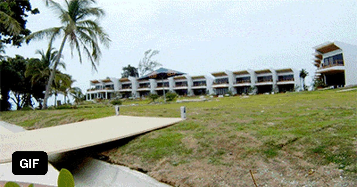 Travis Pastrana's hydroplane across the Nitro City pool - 9GAG