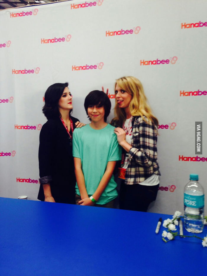 Me with Barbara Dunkelman and Arryn Zech from Rooster Teeth Supanova 2015! - 9GAG