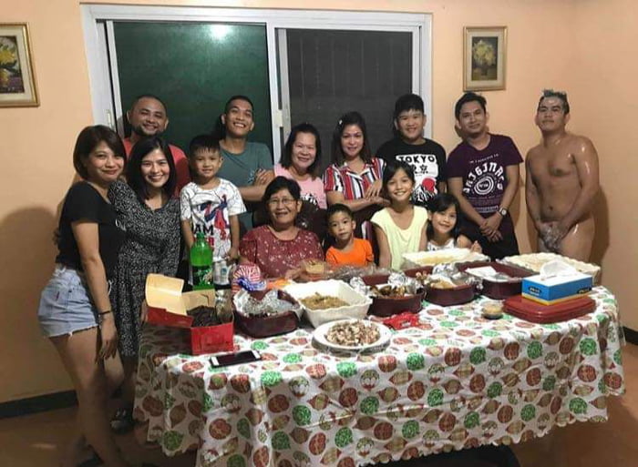Just a normal Filipino family photo - 9GAG