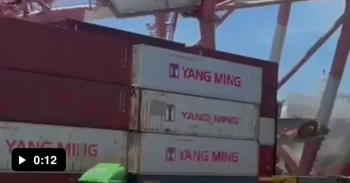 Massive container crane collapse at Kaohsiung port - 9GAG
