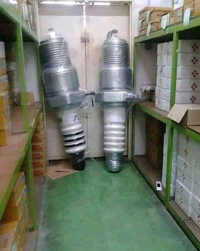 Buset, itu busi gundam atau busi kapal tanker ? - 9GAG