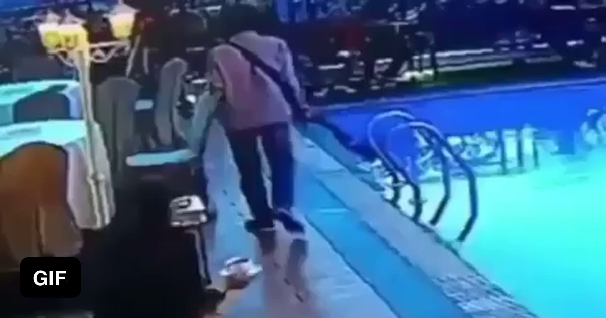 WALKING WITHOUT LOOKING - 9GAG