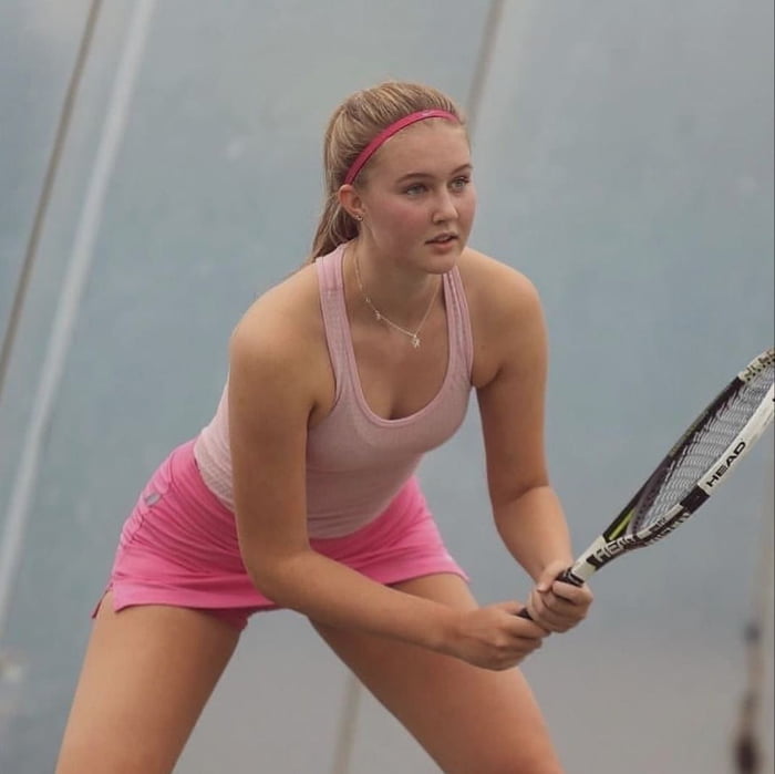 A 6'3 bombshell - 9GAG