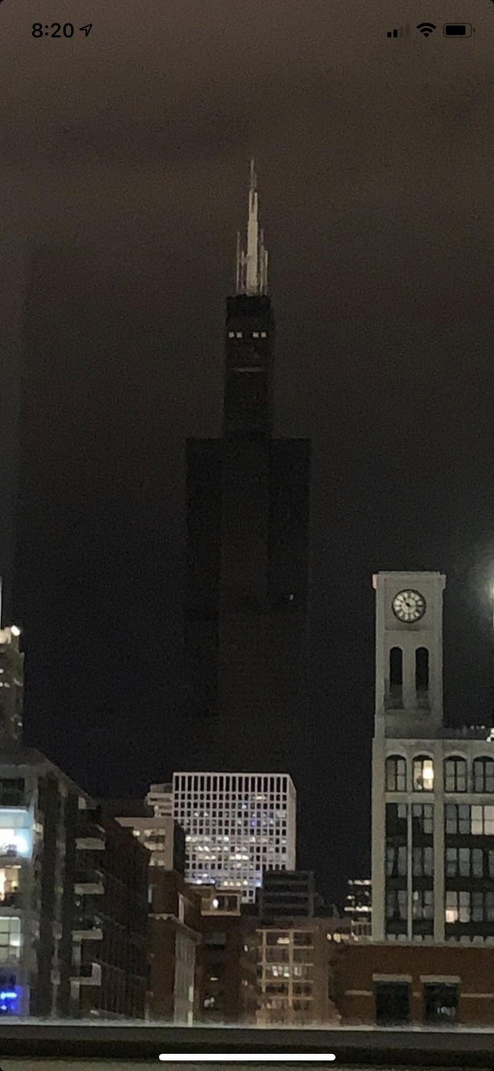 The power goes out and the Sears Tower comes to LIFE!!! - 9GAG