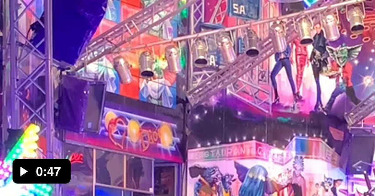 Total stranger steals the show on a local fairground attraction in ...