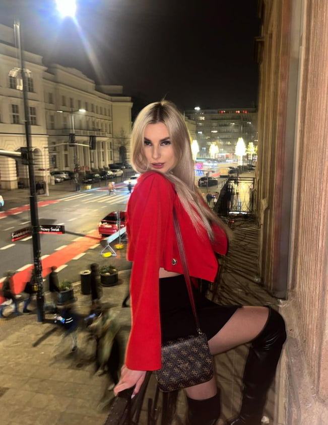 Loving this skirt ,looking absolutely stunning - 9GAG