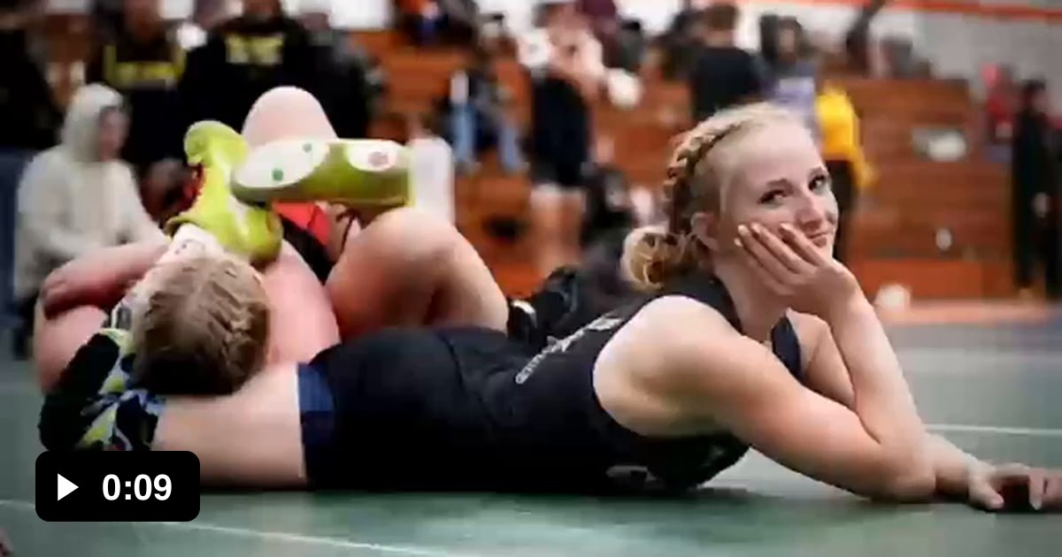 She really had the time to pose for a photo while in a wrestling match - 9GAG