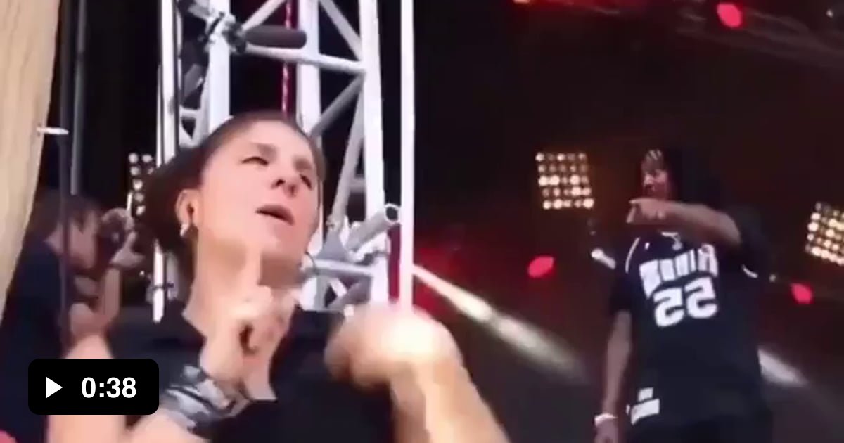 Rapper Waka Flocka Flame vibed with the sign language interpreter - 9GAG