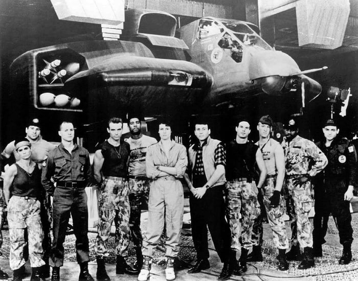 A behind the scenes cast photo for ALIENS (1986) - 9GAG