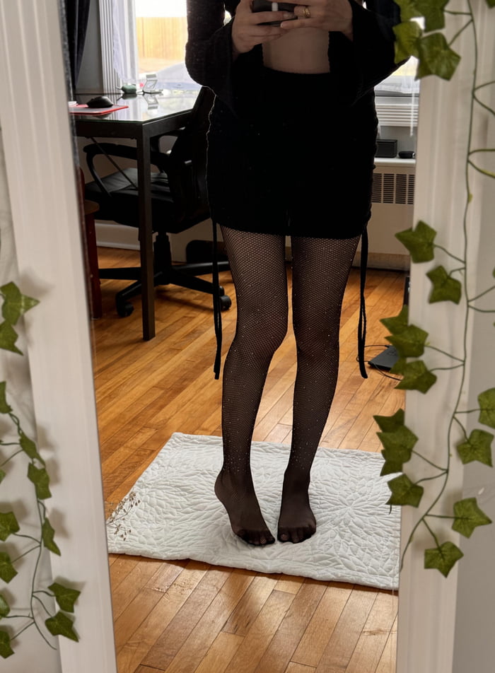 Long legs and tight skirt - 9GAG