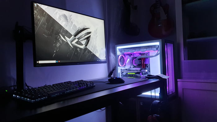 Hybrid music/gaming setup (guitars hanging in the background if you're wondering ) - 9GAG