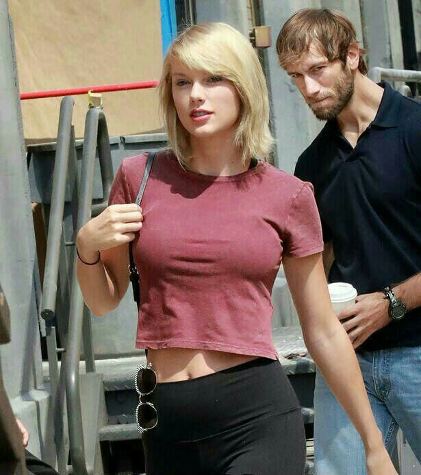 Rare af...Taylor Swift's belly button - 9GAG