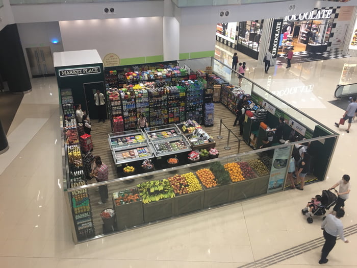 This store looks like it's straight from a mobile phone game - 9GAG