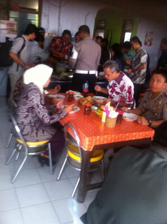 Makan pake sambo eh sambel emang enyakk - 9GAG