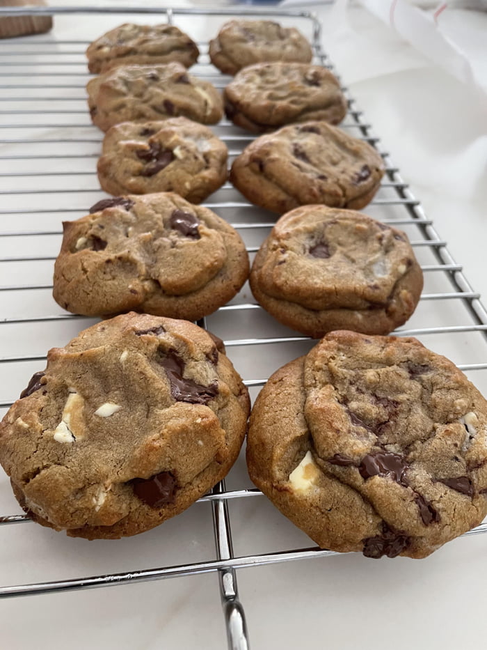 Burnt butter cookies with white and dark chocolate chips - 9GAG