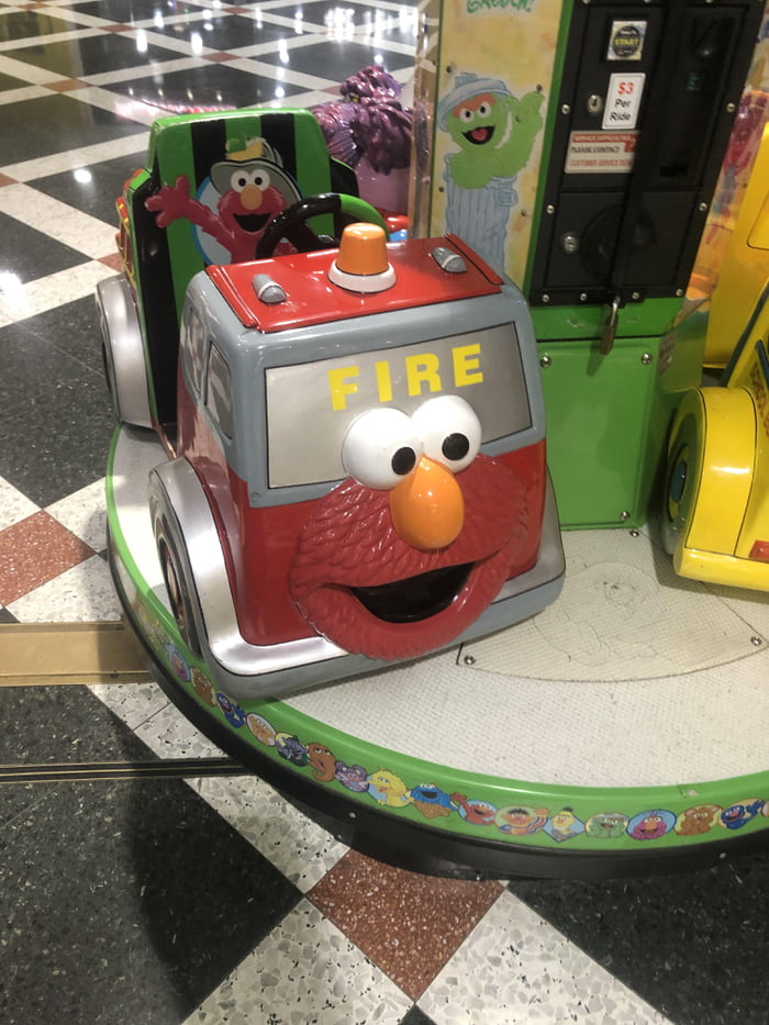 Elmo Truck at the shopping plaza. It's wonderful. - 9GAG
